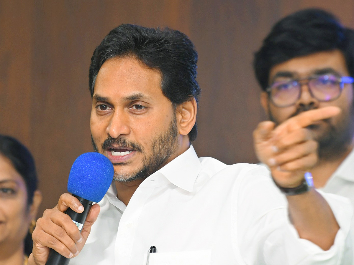 మీ తెగువకు హ్యాట్సాఫ్‌: వైఎస్‌ జగన్‌ (ఫోటోలు) | YS Jagan Meeting With Party Leaders At Rajampet ...